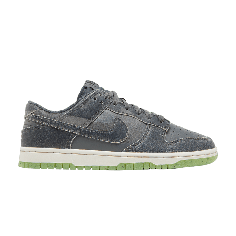 Deals on Men's Dunk Low SE 'Halloween - Cauldron' on Sneakers.com